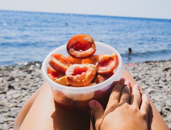 Fruits for the beach: Refreshing food to take to a day at the beach.